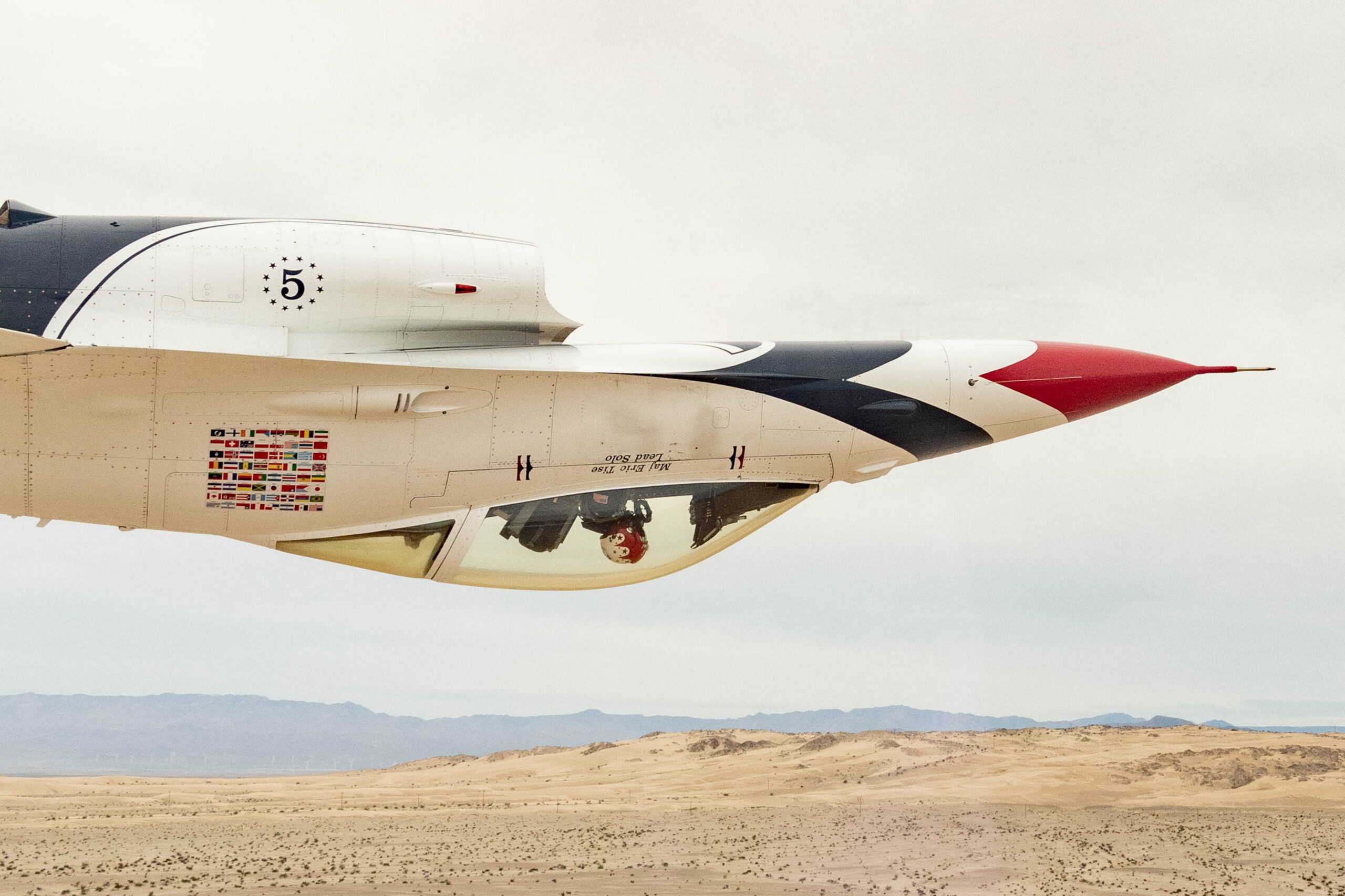 Jaw-dropping pictures show precision flying skills of U.S. Air Force ...